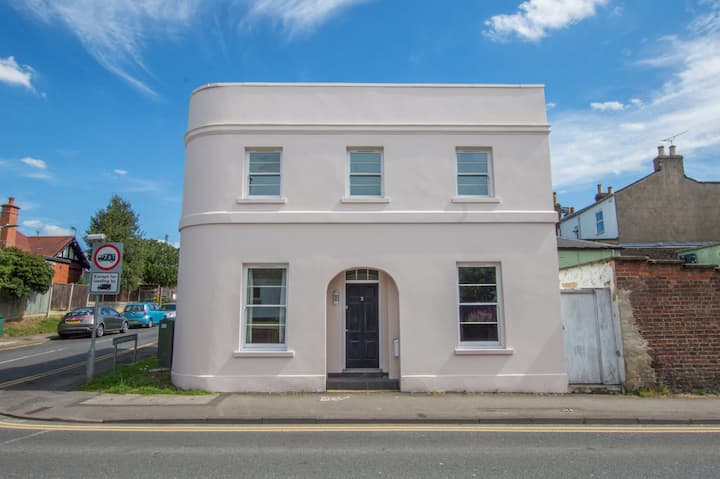 Cheltenham Town - 3 Bedroom Detached House - Cotswolds