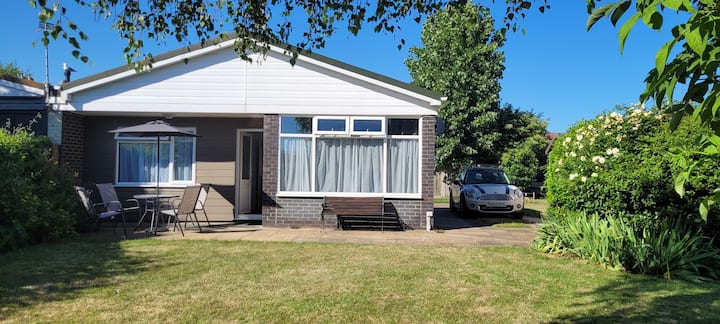 Peaceful Eastbourne Bungalow Near Harbour - Eastbourne