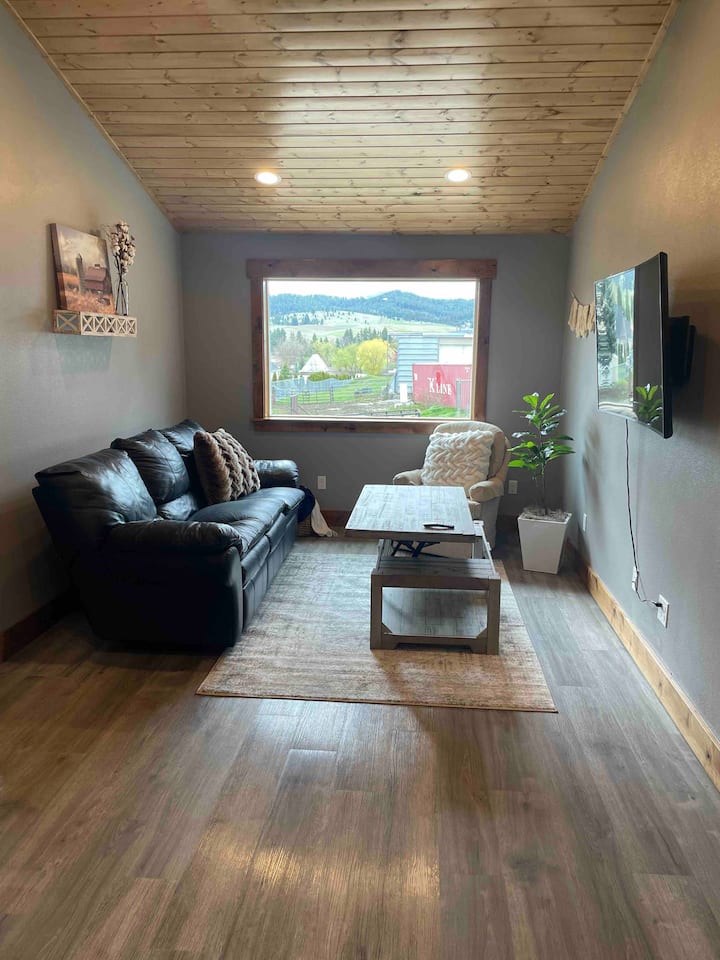 Country 2-bedroom Cottage With A Beautiful View - Moscow