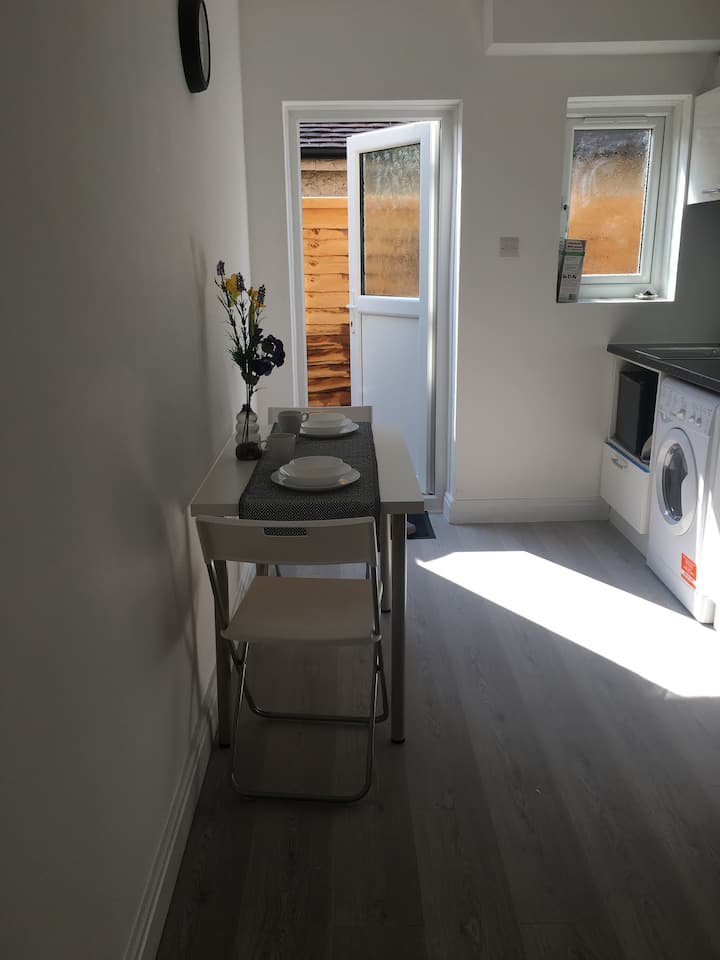 Entire Modern Studio In Purley London W/ Ensuite - Croydon