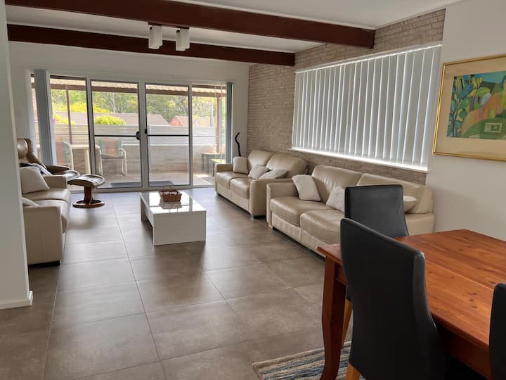 Holiday Home
Retro Fully Renovated Spacious 4 Bed - Coffs Harbour