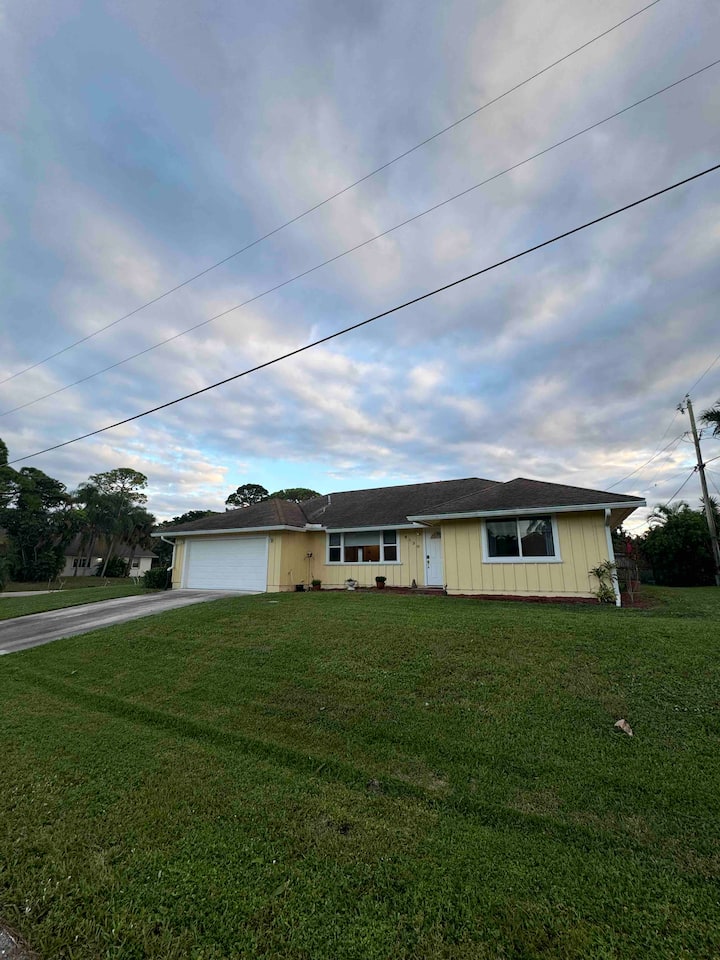 Master Bedroom, Private Bathroom, Walk In Closet - Jupiter, FL