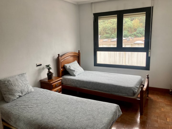 Tranquila Habitación Con 2 Camas Individuales - Mondragón