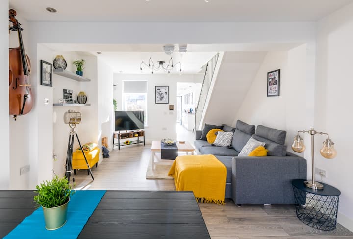 The Hollywood - Large Beautiful 3 Bedroom House - Cardiff