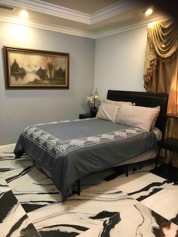 Beautiful Room #2 - Private Entrance - Huntington Beach, CA