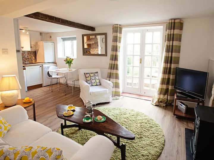 Quiet, Centrally Located Cottage With Parking - Hampshire