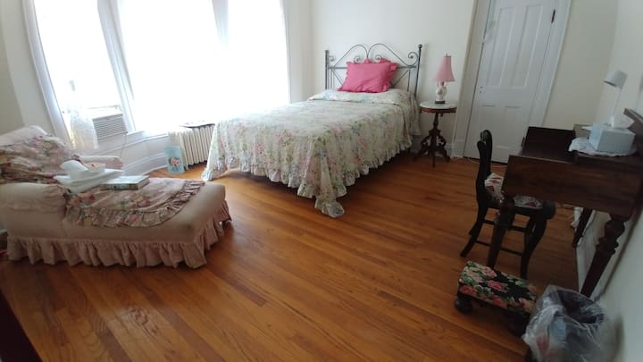 Victorian - Old Historic Northside (Rose Room) - Pueblo, CO