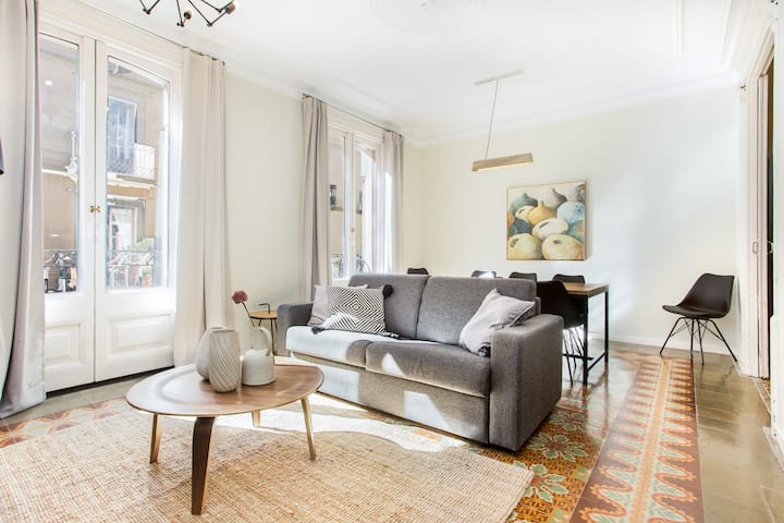 Bright 4 Bedroom Apartment W/ Balcony, Las Ramblas - Barcelona