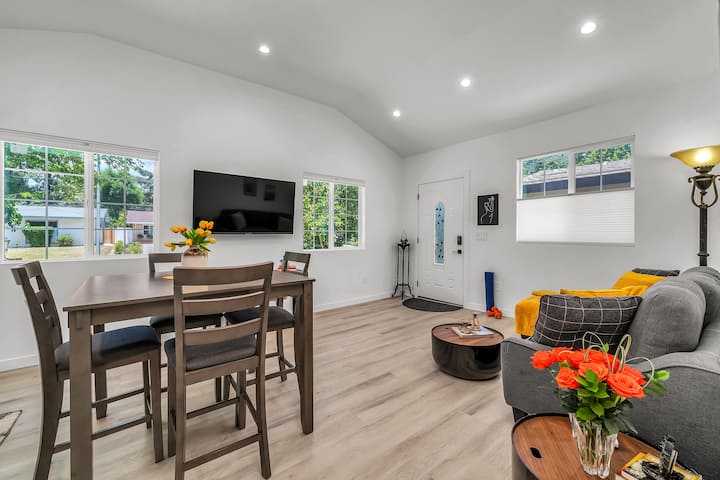 Full Guest House In The Hills With Parking And Ac! - Los Angeles, CA