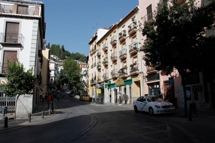 Centrally Located To Enjoy The City - Granada