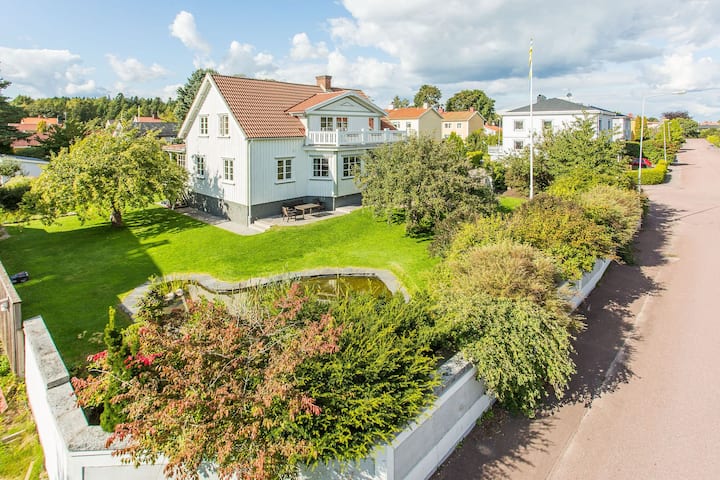 Vattennära Villa Med Kreativ Ateljé & Stort Uterum - Karlstad