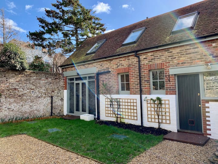 Peaceful 2-bed Cottage W/off Road Parking & Garden - Brighton