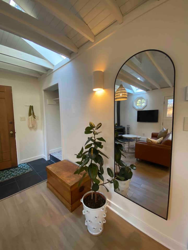 The Studio- Cozy , Renovated Cottage In The Forest - Saanich Peninsula