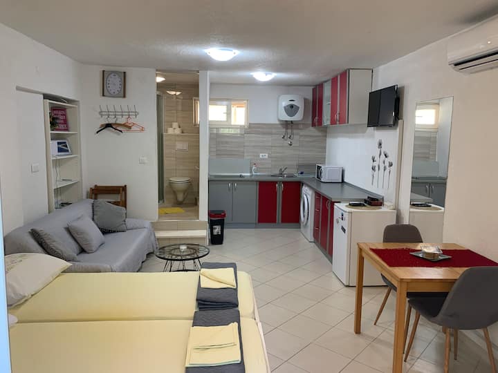 Studio Apartment Near Marjan Hill - Split