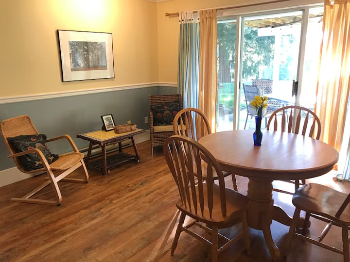 Pastoral 2 Bedrooms On Lake Front Farm - Galiano Island