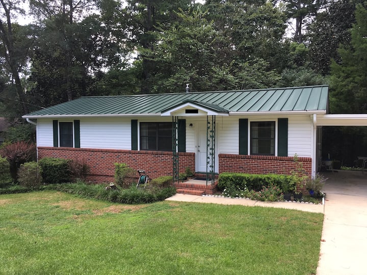 Sweet & Spacious Mid-century Home Near Downtown! - Tallahassee, FL
