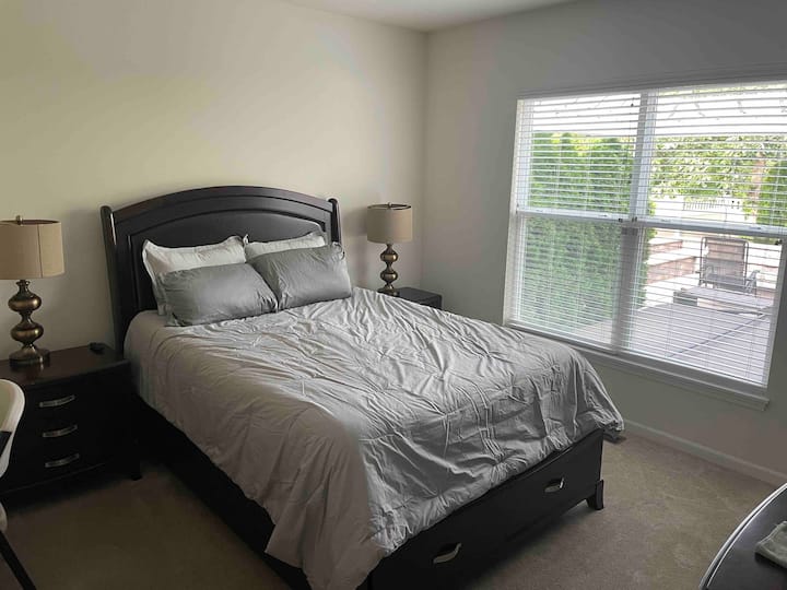 1st Fl With Private Entrance, 1 Queen Br 1.5bath - West Chicago, IL