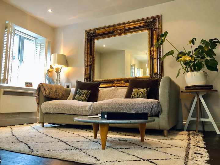 Contemporary Style Two Bed Weybridge Apt & Balcony - Hampton
