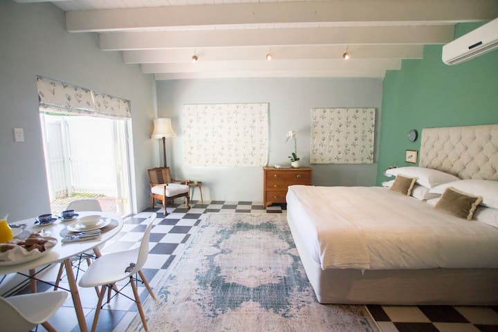 1-bed Cottage |Sleeps 3 | Walk To Boys’ High+bossa - Paarl