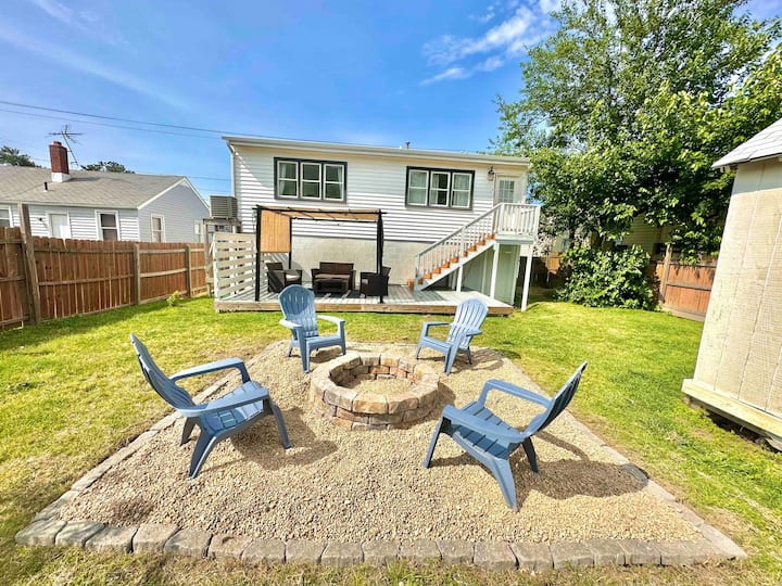 Pet Friendly Home Steps Away From The Beach - Hampton, VA