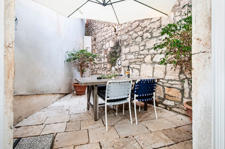 Dal Pescatore Apartment With Patio In Old Town - Rovinj