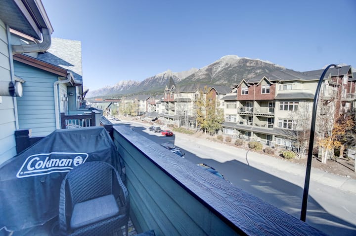 ★★ 2 Bedrooms, Mountain Views, And Heated Pool! ★★ - Canmore