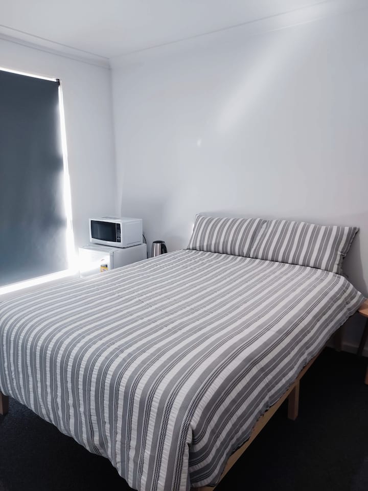 Warmy Room Near Cobblebank Station - メルトン