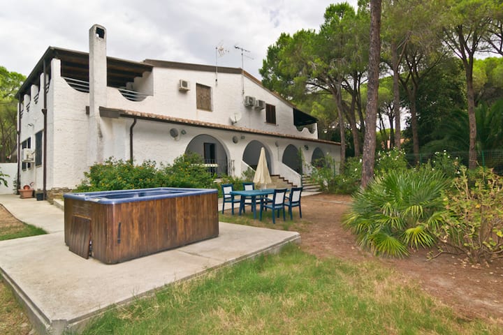 Villa Con Giardino E Jacuzzi 6posti - Domus De Maria