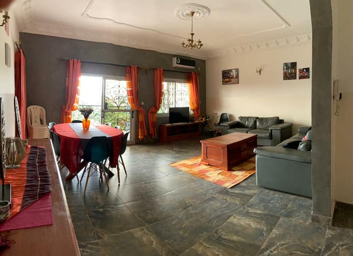Appart, 150m2 + Chambres 6/8 Personnes + Piscine - Yaounde