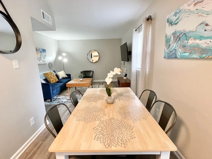 *Dazzling Diggs * Pet Friendly * King Bed* - 더럼