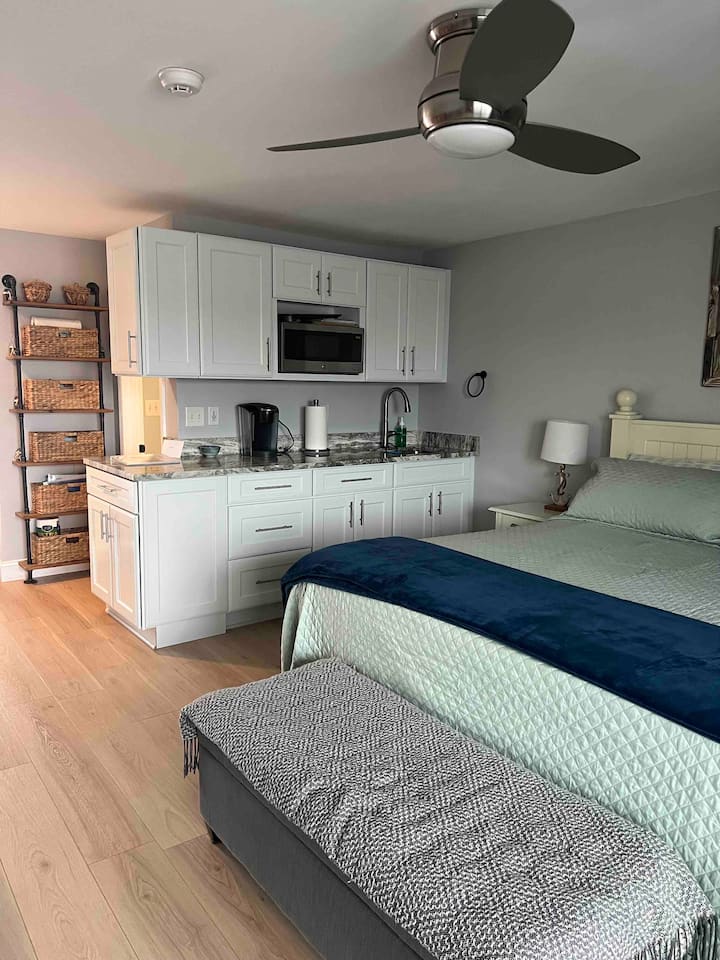 Beach Getaway - Pool With Spa - King Bed-remodeled - Hampton Beach, NH