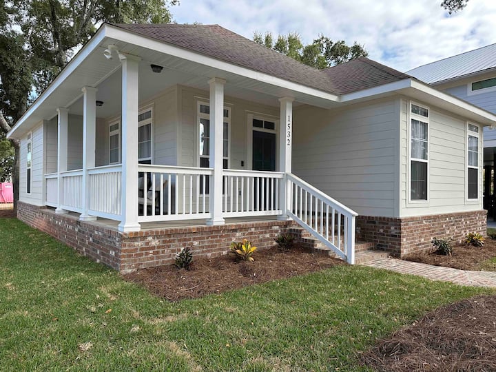 Beachside Retreat | Pet Friendly | Sleeps 8 - Gulfport, MS