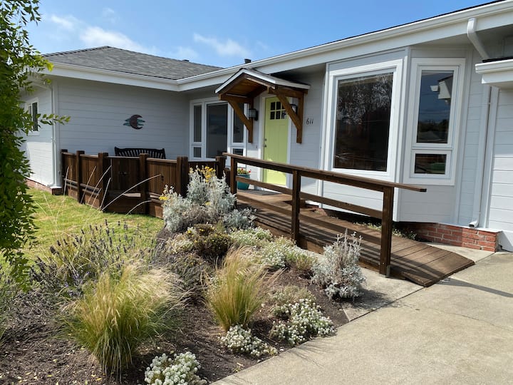 Bright Coastal Home -- Walk To Downtown And Beach - Half Moon Bay, CA