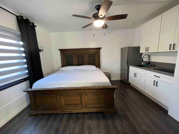 The Urban Nest (King Bed & 55” Tv, Near Downtown) - Riverside, CA