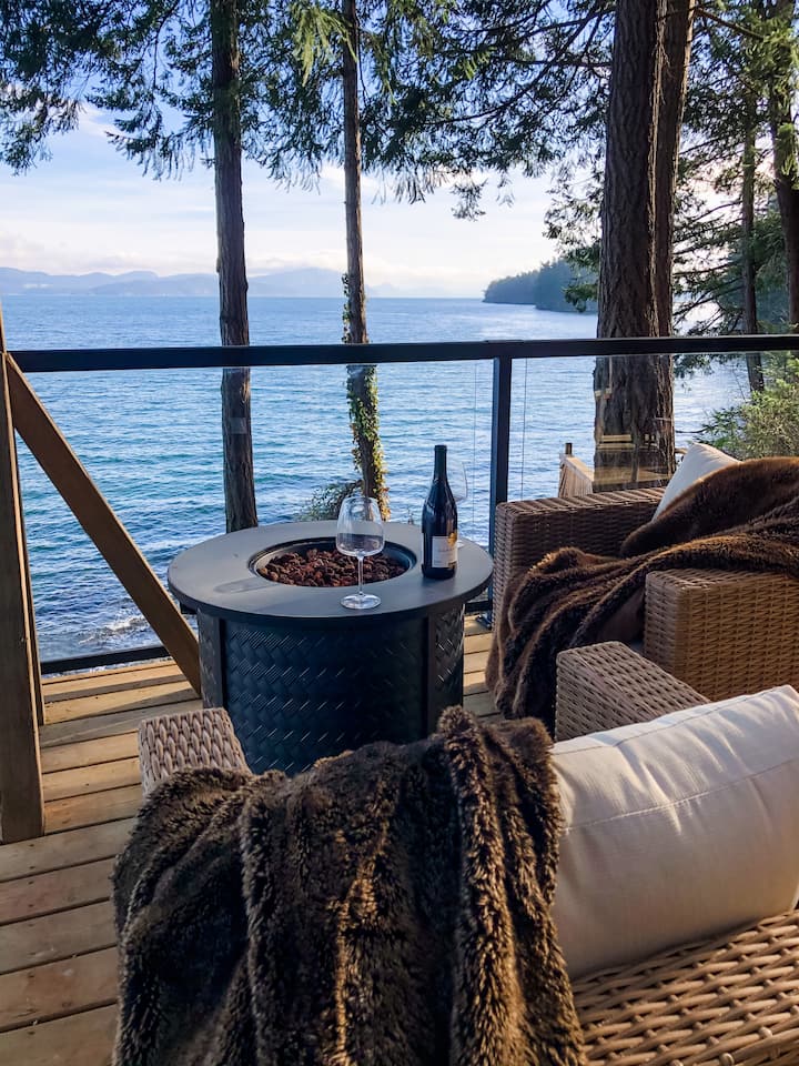 The Trincomali Hideaway Oceanfront Yurt - Salt Spring Island