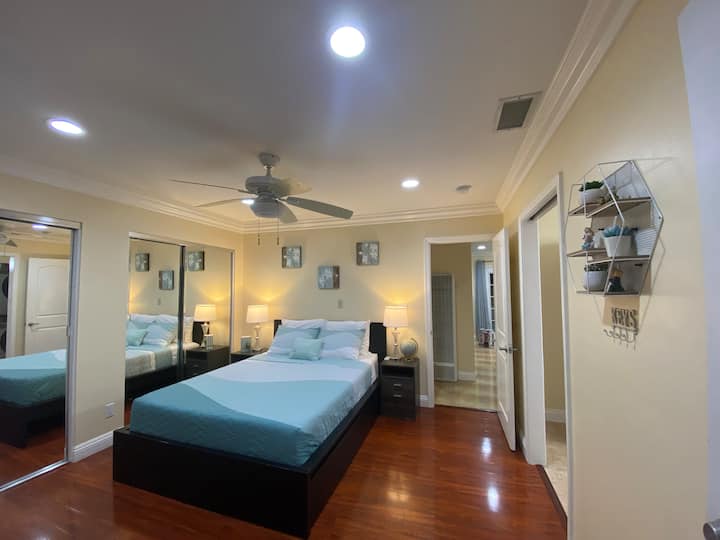 Huntington Beach Adorable 2 Bedroom , 2 Bathroom - Huntington Beach, CA