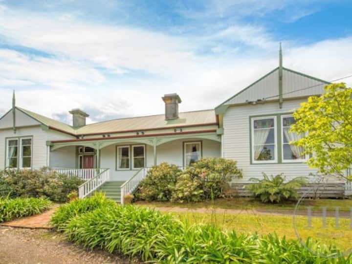 An Elegant 1901 Home With A 2 King Single Bedroom - Strahan