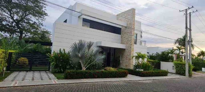 Casa Campestre En Condominio Lagos Del Peñon - Girardot