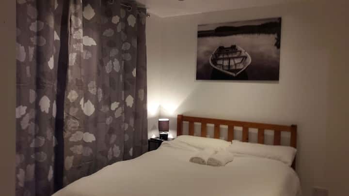10 Minutes Walk To Gatwick South Terminal. - Redhill