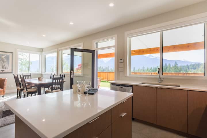 Large Work From Home Suite In Squamish Highlands. - Squamish