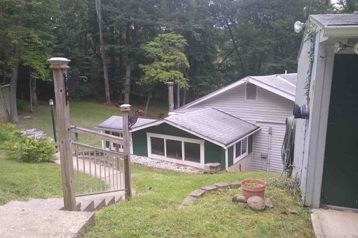 Cozy Cabin Pet-friendly Forest Retreat - Laurelville, OH