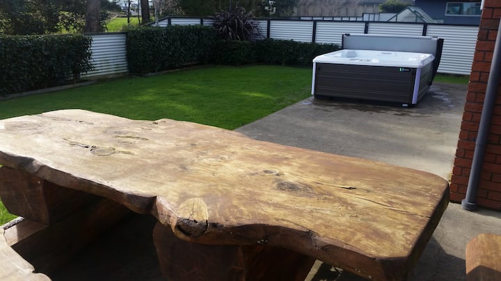 Sun , Views, Wildlife & Spa At Hoffman Court - Invercargill