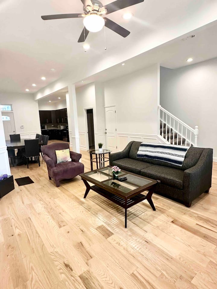 Beautifully Renovated House 10 Mins From Downtown - Chicago, IL