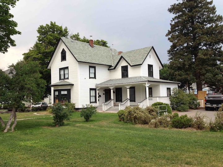 Historic House Downtown, 2 Bedrooms, Remodeled - Missoula, MT