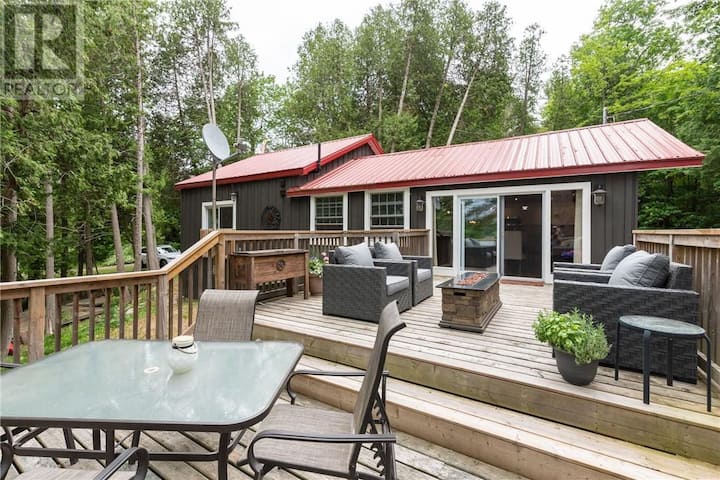All Season Muskoka Retreat On Sparrow Lake - Gravenhurst