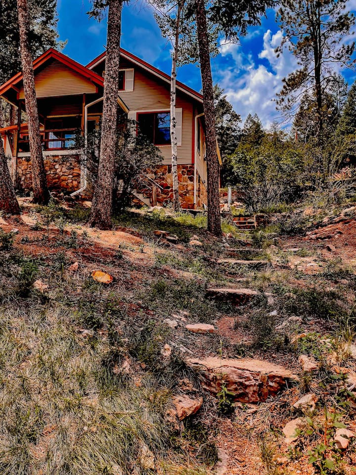 Classic Throwback Colorado Mountain Cabin - Green Mountain Falls, CO