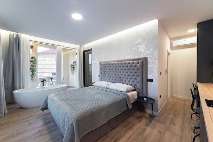 Liberty Studio #4 · City Studio Bathtub & Balcony - Zagreb