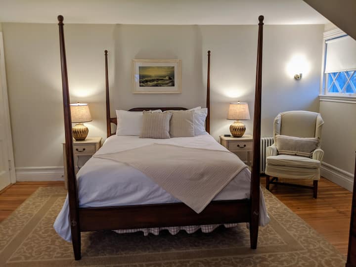 Historic Couple's Getaway-walkable-pool-private - Greenwich, CT