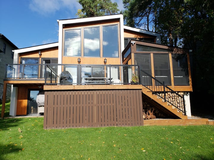 Waterfront ★ Sunshine Cottage By The Lake ★ - Orillia