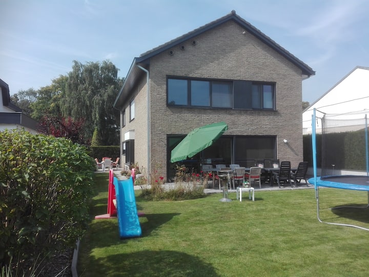 Maison De Famille Agréable Avec 4 Chambres - Brugge
